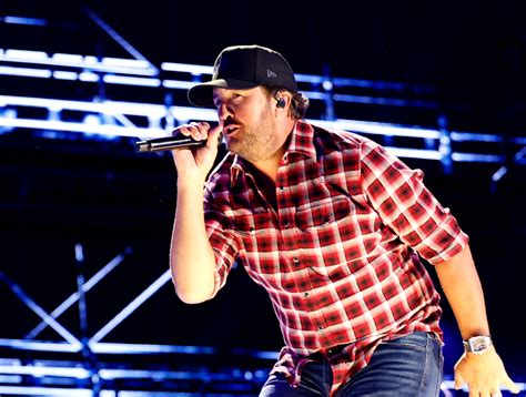 Luke Bryan Loves Watching The Fans Dance 1