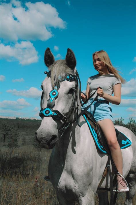 Девушка верхом на лошади Nel 2024