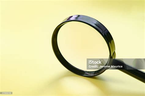 노란색 표지 배경에 돋보기의 측면 보기와 텍스트 또는 아이디어를 위한 사용자 정의 가능한 공간 0명에 대한 스톡 사진 및 기타 이미지 Istock