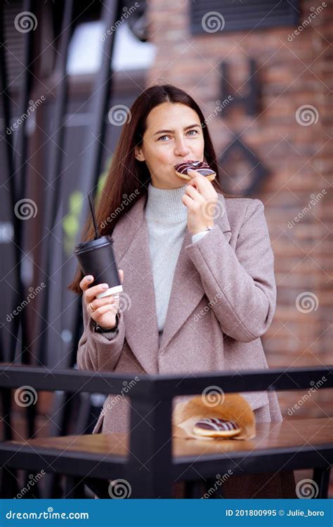 Belas Morenas Comendo Donuts Na Varanda De Uma Cafeteria Imagem De Stock Imagem De Cabelo