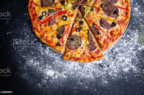 어두운 배경에 맛 있는 신선한 피자를 조각으로 잘라 최고의 볼 수 있습니다 블랙 테이블에 피자 고기에 대한 스톡 사진 및 기타 이미지 Istock