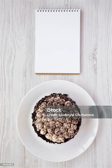 흰색 접시에 수제 티라미수 케이크 흰색 나무 배경에 빈 메모장 상단보기 공간을 복사합니다 0명에 대한 스톡 사진 및 기타 이미지 Istock