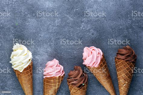 바닐라는 요구르트 또는 소프트 아이스크림 와플 콘에 고정 0명에 대한 스톡 사진 및 기타 이미지 0명 거품 내기 냉동 요구르트 Istock