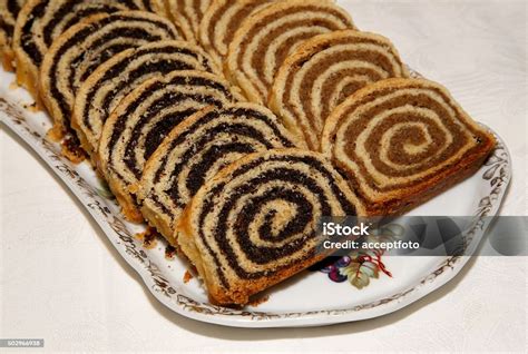 일부 종류의 전통요법 만다린식 케이크 가시양귀비 롤 Beigli On 2015년에 대한 스톡 사진 및 기타 이미지 2015년 공예 나선형 Istock