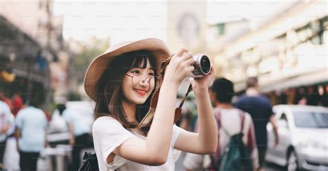 젊은 아시아 귀여운 안경 소녀 힙 스터 스타일 여행자 배낭 솔로 지역 여행은 카메라로 사진을 찍습니다 카오산 도로 거리 시장과 음식 랜드 마크를 관광합니다 방콕 태국