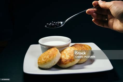 사워 크림과 베리 클로즈업 선택적 초점 테이블에 흰색 접시에 여름 코티지 치즈 팬케이크 건강한 식생활에 대한 스톡 사진 및 기타 이미지 건강한 식생활 과일 귀여운