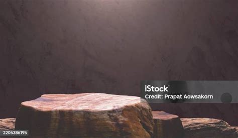 제품 디스플레이 프레젠테이션 배경에 대한 스튜디오 조명이 있는 어두운 시멘트 로프트 벽 배경에 돌 연단 0명에 대한 스톡 사진 및 기타 이미지 Istock