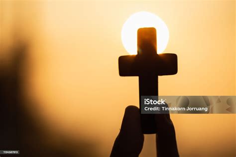 자연 일출 배경 십자가로 기도하 여 여자 손의 실루엣 십자가 믿음의 상징 기독교 생활 위기 하나님께 기도 갈보리 예루살렘에 대한