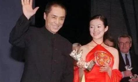 章子怡穿肚兜上台 張藝謀台上微笑 台下對章子怡破口大罵 每日頭條