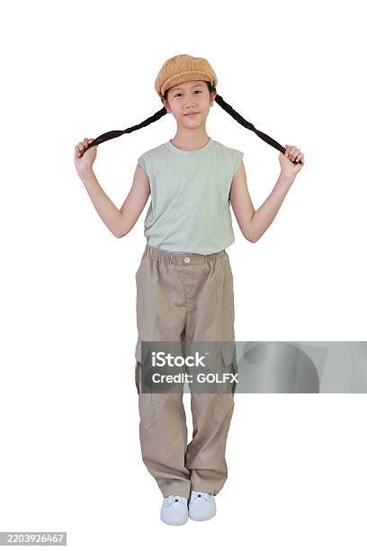 갈색 모자 모자를 쓰고 흰색 배경에 고립 된 땋은 머리 머리를 들고 아시아 소녀 아이의 초상화 클리핑 경로가 있는 전신 사진입니다 10 11세에 대한 스톡 사진 및 기타