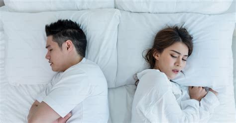 아시아 젊은 부부는 싸움 논쟁 후 고통스러운 침대에 누워 있습니다 갓 결혼한 남녀는 다툼 갈등으로 가슴이 아파하고 침실에서 잠을 잔다 가족 문제 분리 개념 사진