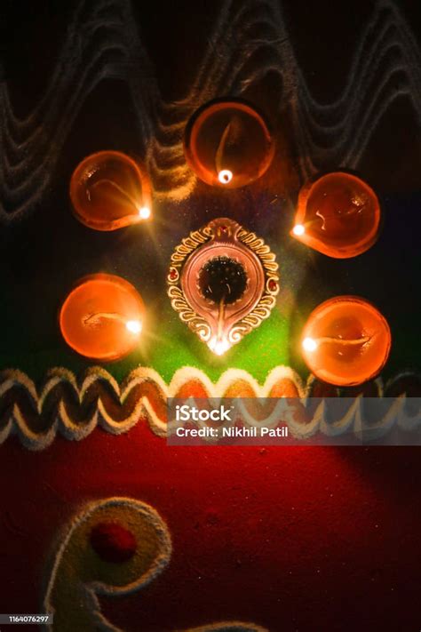 밝고 다채로운 인도 전통 랑골리 장식 화려한 랑골리와 디팍 0명에 대한 스톡 사진 및 기타 이미지 0명 기도하기 꽃 식물 Istock