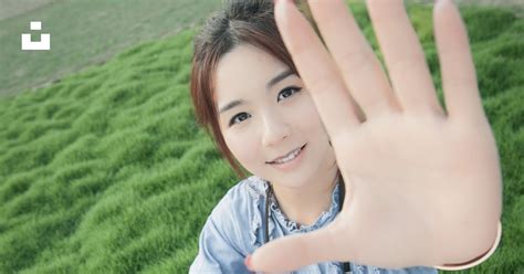 푸른 잔디밭에 앉아 파란 드레스를 입은 소녀 사진 Unsplash의 무료 소녀 이미지