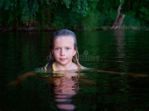 Filles De Sir Ne Avec Les Yeux Bleus Et Les Cheveux Mouill S Dans L Eau Sombre Image Stock