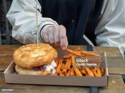 랑고스 버거는 나무 테이블에 고구마 감자 튀김과 함께 제공됩니다 랑고스 튀긴 플랫 브레드 전통적인 헝가리 음식 0명에 대한 스톡 사진 및 기타 이미지 Istock