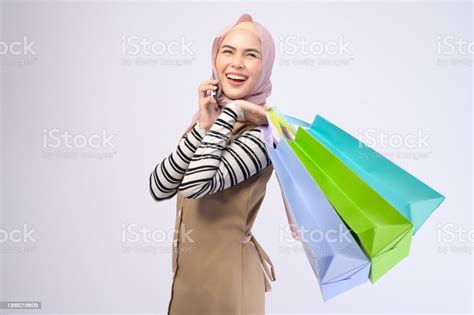 젊은 아름다운 무슬림 여자 정장 에 화려한 쇼핑 백 위에 흰색 배경 스튜디오 30 34세에 대한 스톡 사진 및 기타 이미지 30 34세 가방 고객 Istock