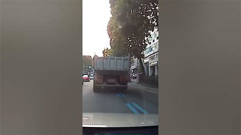 차가 큰건 알겠는데 그렇다고 두개차선 차지하고 가면 Youtube