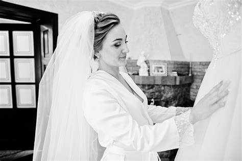 환상적인 신부 그녀의 화려한 흰색 웨딩 드레스와 함께 포즈의 초상화 흑인과 백인 사진입니다 결혼식에 대한 스톡 사진 및 기타 이미지 Istock