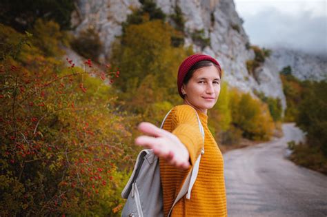 커플 여행자 남자와 여자는 배경에 안개 산 풍경에 손을 잡고 따라 30 34세에 대한 스톡 사진 및 기타 이미지 30 34세 가을 감정 Istock
