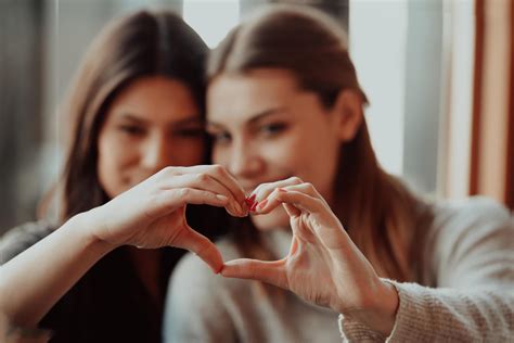 Diversas Chicas Lesbianas Pareja Abrazándose Elegantes Y Geniales Mujeres De La Generación Z