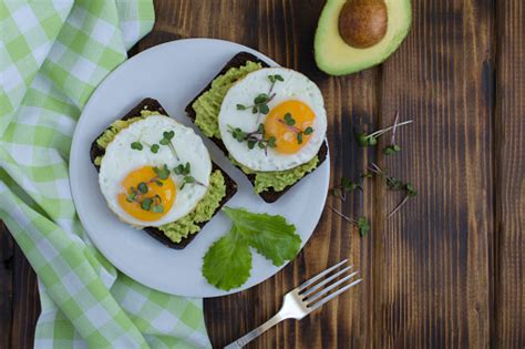 호밀 빵 아보카도 퓌레 튀긴 계란 나무 배경에 마이크로 그린과 함께 아침 식사를위한 아보카도 토스트의 최고 전망 공간을 복사합니다 0명에 대한 스톡 사진 및 기타 이미지