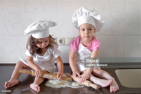 반죽을 준비 하는 행복 한 가족 재미 있는 아이 부엌에서 쿠키를 구워 귀여운에 대한 스톡 사진 및 기타 이미지 귀여운 러시아 백인종 Istock