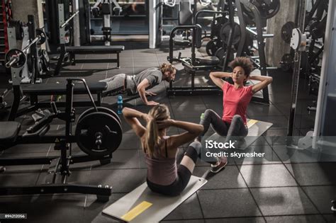 스포츠는 체육관에서 훈련을 가진 운동 사람들의 그룹입니다 3 명에 대한 스톡 사진 및 기타 이미지 3 명 건강한 생활방식 결심 Istock