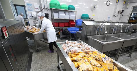 전국학교비정규직노조 총파업 급식 대신 빵과 음료 준비