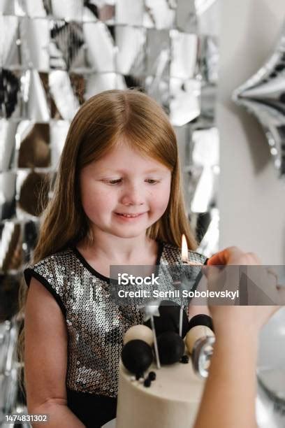 생일 케이크를 들고 행복 한 여자입니다 가벼운 양초 생일 파티를 축하하는 아이 6세 사진 벽 포토 존 장식 화이트 블랙 실버 풍선 아이디어 장식 럭셔리 스타일 아치 리셉션