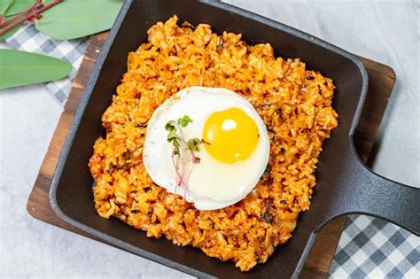 Premium Photo 계란 후라이가 곁들어진 한국 음식 김치볶음밥 요리