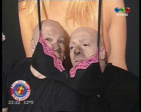 El Divertido Sketch De Peligro Sin Codificar Sobre Los Pechos De