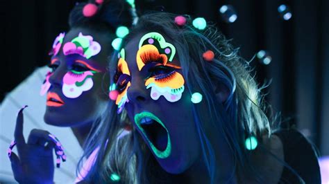 สีเรืองแสง สะท้อนแสง ปาร์ตี้