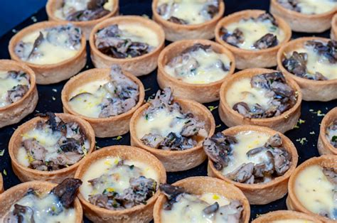 잘게 썬 고기와 녹은 치즈로 채워진 수제 타르트 크기의 페이스트리 욕조 0명에 대한 스톡 사진 및 기타 이미지 0명 갈색 건강관리와 의술 Istock