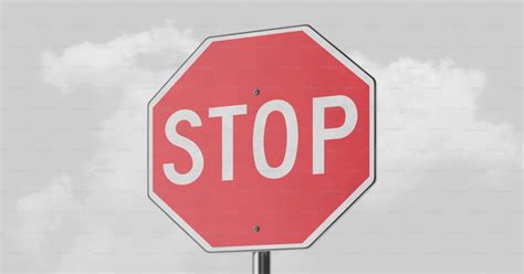 금속 기둥 위에 앉아있는 빨간색 정지 신호 사진 Unsplash의 정지 신호 이미지