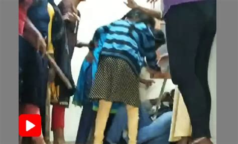 যৌন হয়রানি শ্রেণিকক্ষে ফেলে প্রধান শিক্ষককে পেটালেন ছাত্রীরা