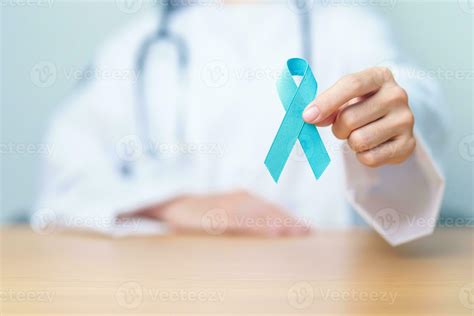 azul noviembre próstata cáncer conciencia mes médico con azul cinta en hospital para apoyo