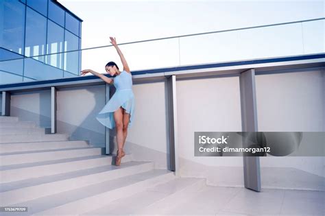 우아한 슬림 전문 백인 발레 댄서 파란색 튀튀 Dreass Whie에서 흰 벽에 대고 포즈를 취하는 다리 근육 스트레칭 자세 계단에서 스트레칭 30 39세에 대한 스톡 사진