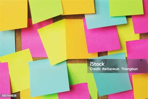 다채로운 다양 한 컬렉션에 게시 종이 노트 알림 스티커 메모 코르크 게시판에 핀 텍스트에 대 한 빈 공간입니다 접착식 메모지에 대한 스톡 사진 및 기타 이미지 Istock