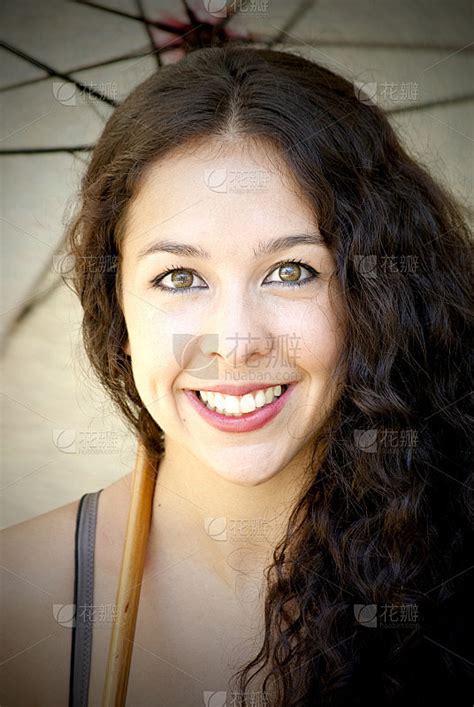 公园里拿着伞的美女