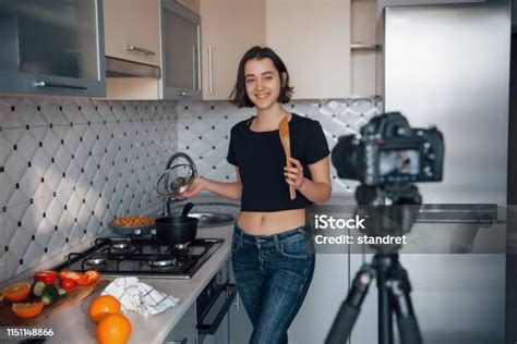 음식을 만드는 행복 한 모델입니다 아침에 그녀의 주말 시간에 집에서 현대 부엌에서 소녀 가정 생활에 대한 스톡 사진 및 기타 이미지 가정 생활 가정 주방 가정의 방