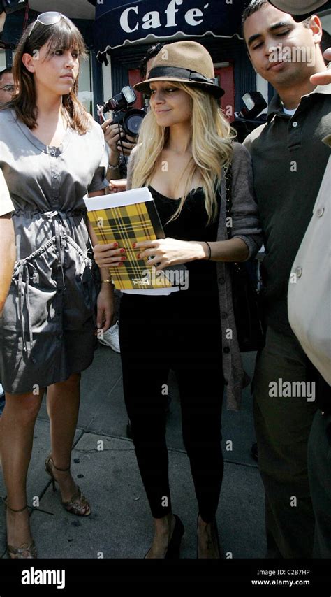 Nicole Richie Is Swarmed By Paparazzi As She Leaves A Cafe In North