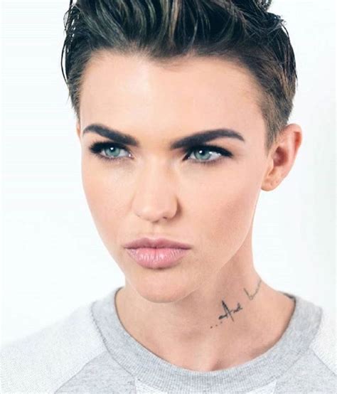 Pin Von Laenora Auf Ruby Rose Schicke Kurze Haare Frisuren Rose Frisur