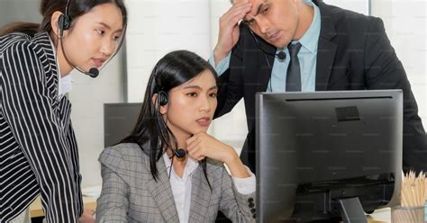 헤드셋을 착용 한 사업가들은 사무실에서 일하는 것이 불행하다고 느낍니다 실패 부정적인 슬픔 감정 개념 콜센터 텔레 마케팅 및 고객 지원 위기 금융 경제 다운 가을 사진