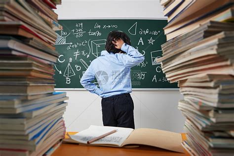 面对作业苦恼的小学生高清图片下载 正版图片507622515 摄图网