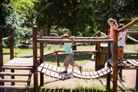 Niños jugando en un paseo por el parque