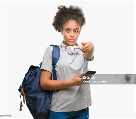 젊은 아름 다운 아프리카 배낭을 들고 미국 학생 여자 절연 카메라 하 고 당신에 게 손가락으로 가리키는 배경 손 기호 정면에서 긍정적이 고 자신감 제스처 가리키기에 대한