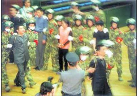中国扫黑大案纪实（一）：2001年8人被枪毙，老百姓奔走相告腾讯新闻