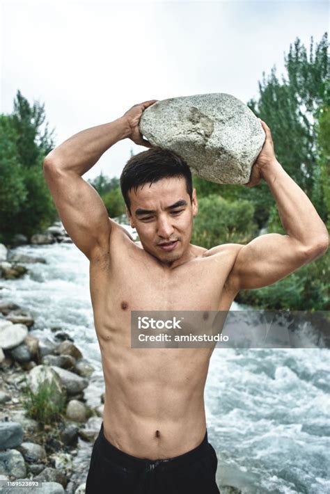 카자흐어 근육 운동 선수 남자 훈련과 자연에서 강에 의해 운동 아시아 잘 생긴 하지 극단적인 피트 니스 운동 야외 강에 대한 스톡 사진 및 기타 이미지 Istock
