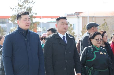 Сэлэнгэ түмэн 🇲🇳🇲🇳🇲🇳 ЭхОрончдынӨдөр өөр Партизаны талбай дахь “Сүхбаатарын хөшөө” нд цэцэг