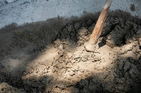 在建筑用桶中混合水泥沙子和水的锄头高清图片下载 正版图片503905550 摄图网